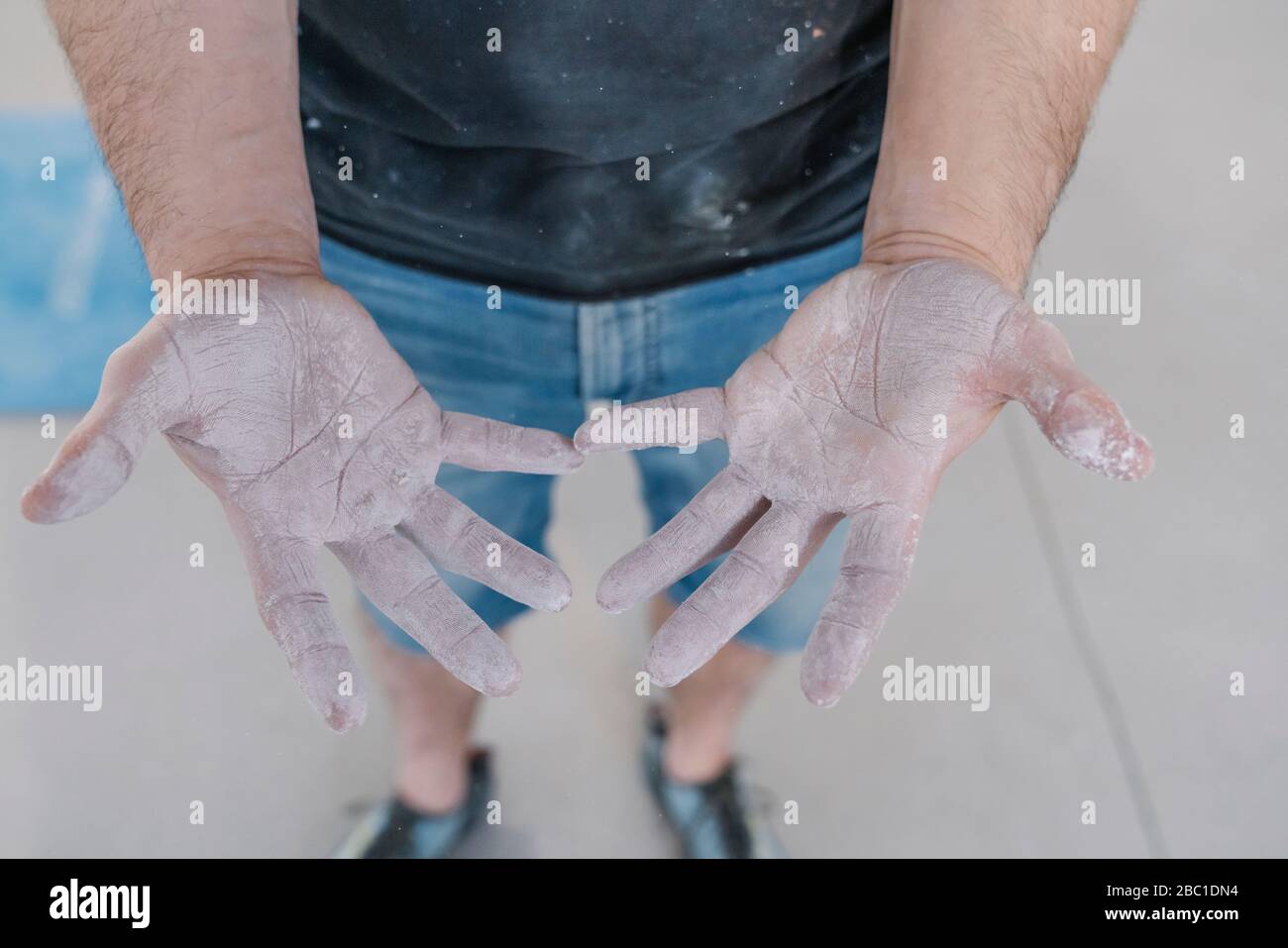 Man hands chalk hi-res stock photography and images - Alamy