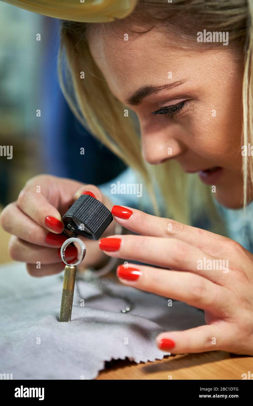 Diamond magnifying glass hi-res stock photography and images - Alamy