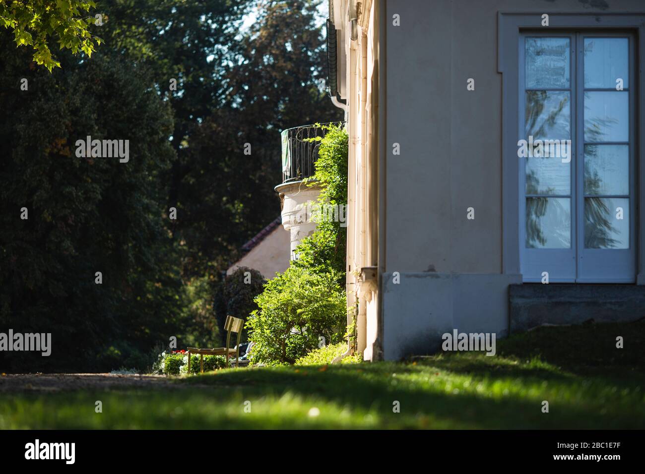 Residential house exterior hi-res stock photography and images - Alamy