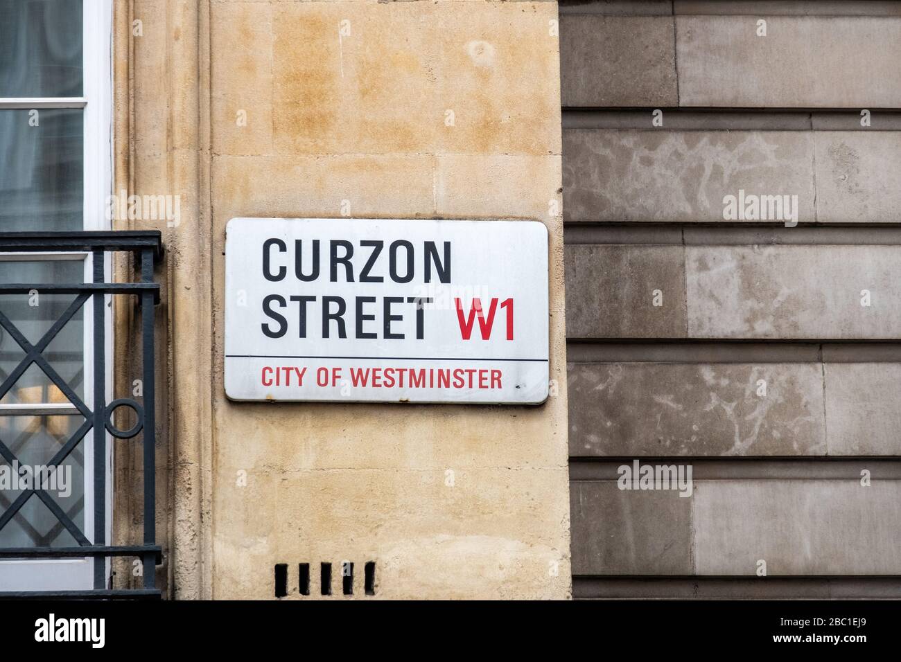Curzon Street W1 street sign. An upmarket street in Mayfair Stock Photo ...