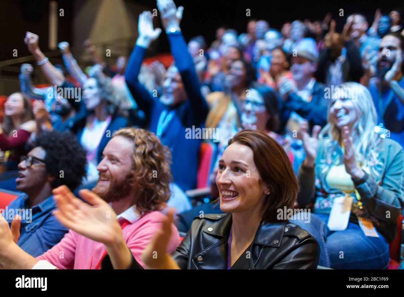 Happy audience hi-res stock photography and images - Alamy