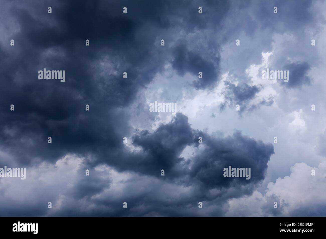 Gray storm cloudscape hi-res stock photography and images - Alamy