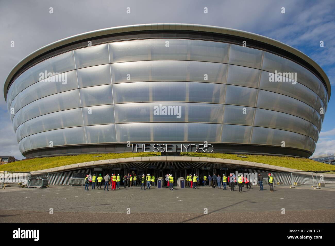 Front outside view of sse hydro arena with construction workers hi-res ...