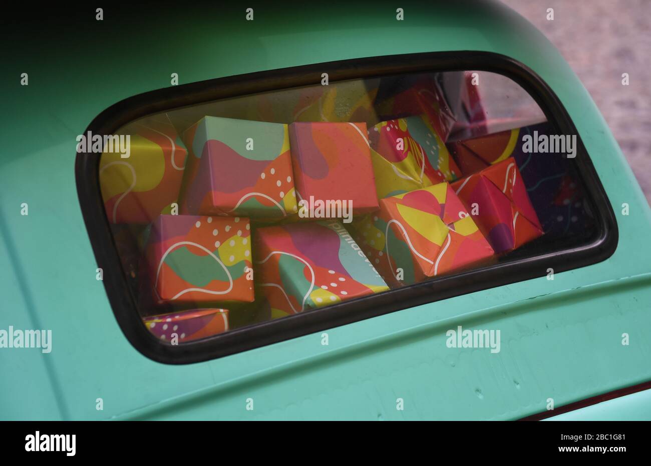 Car full of boxes hi-res stock photography and images - Alamy