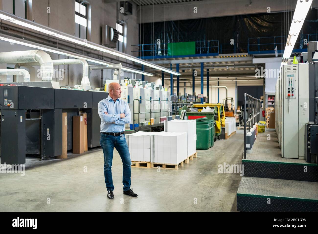 Businessman standing looking around hi-res stock photography and images ...