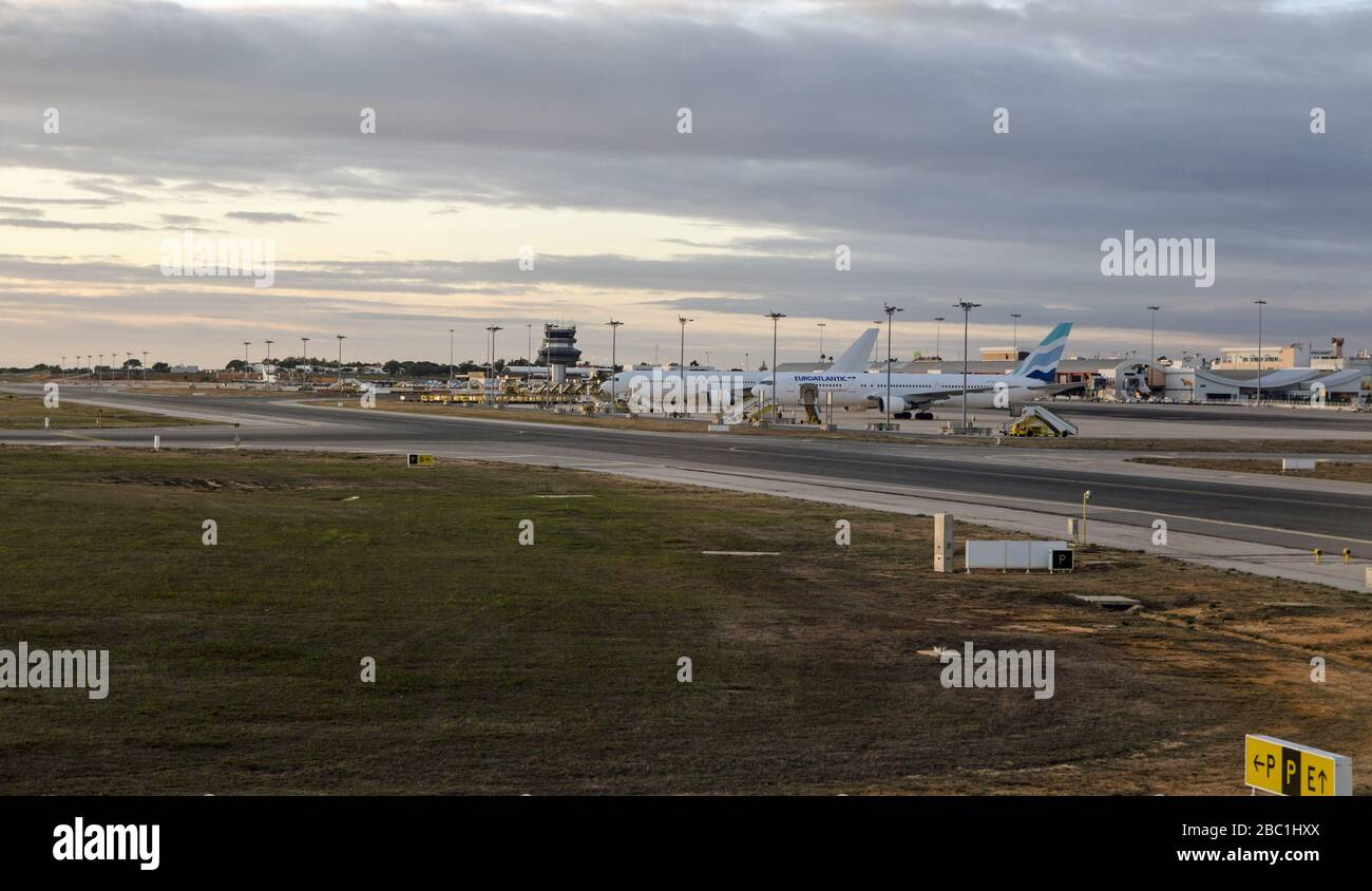 Faro airport hi-res stock photography and images - Alamy