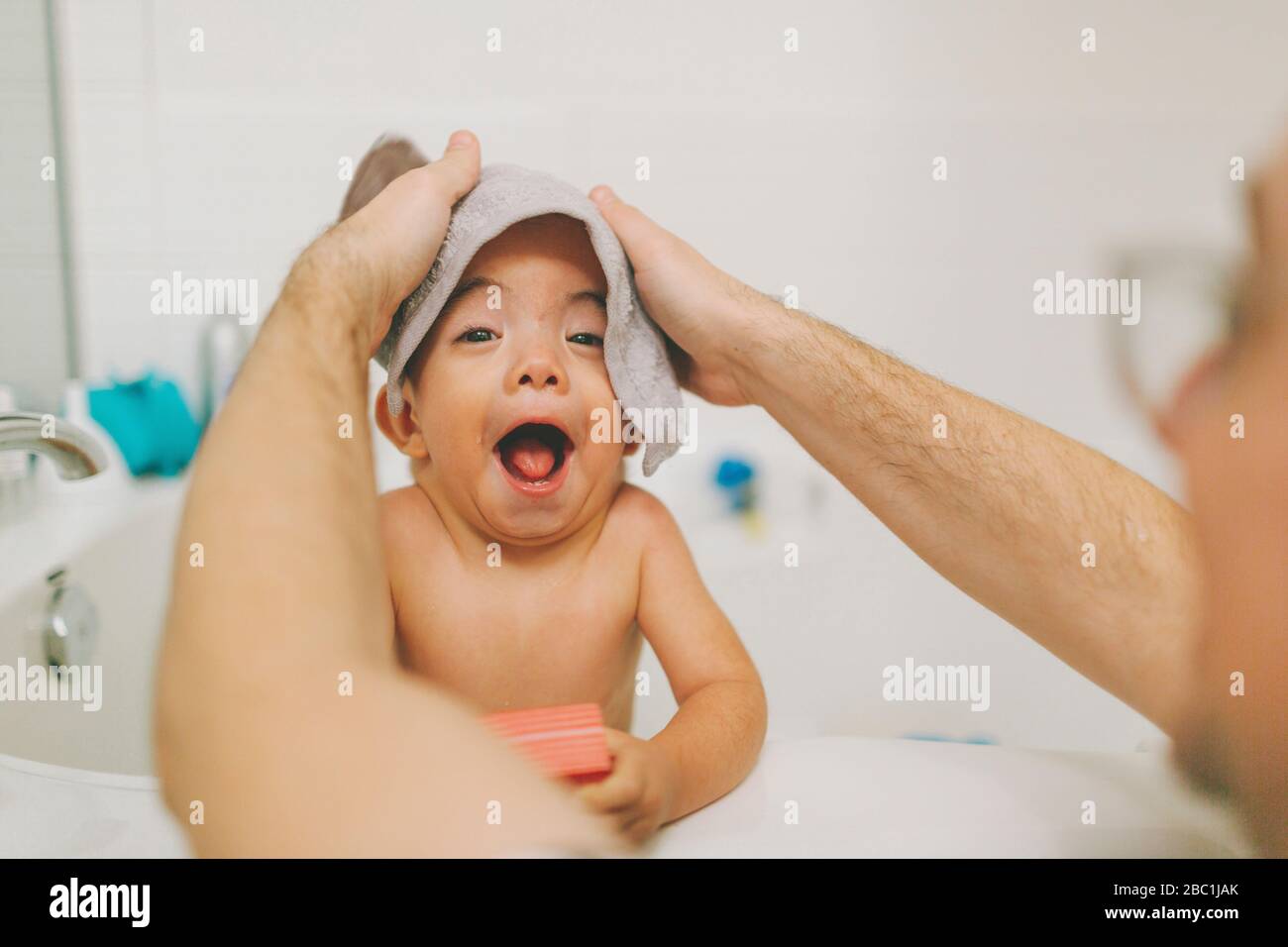 Cleaning a bathtub hi-res stock photography and images - Alamy