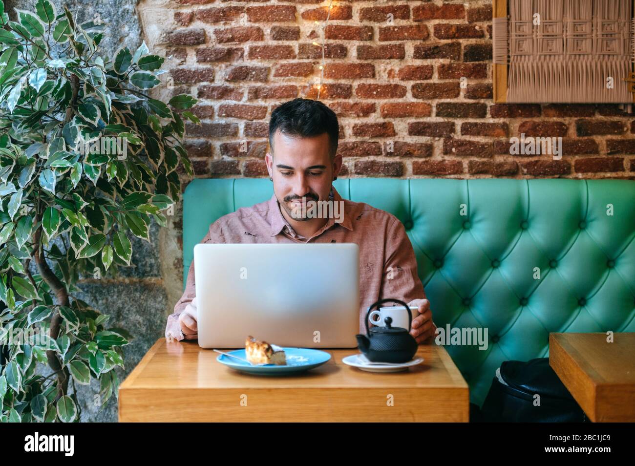 Man cafe laptop hi-res stock photography and images - Alamy