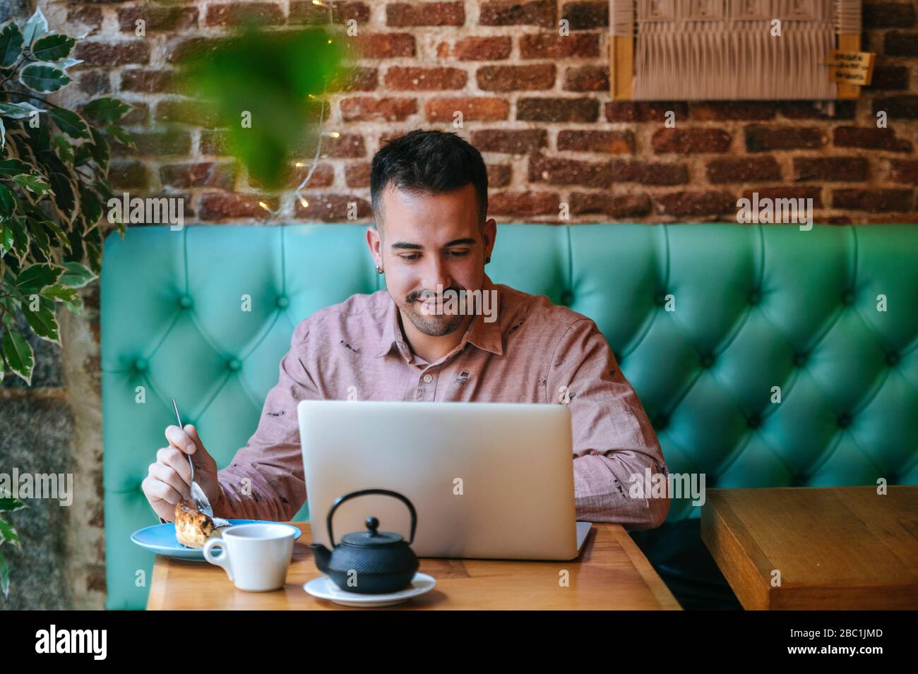 Man cafe laptop hi-res stock photography and images - Alamy