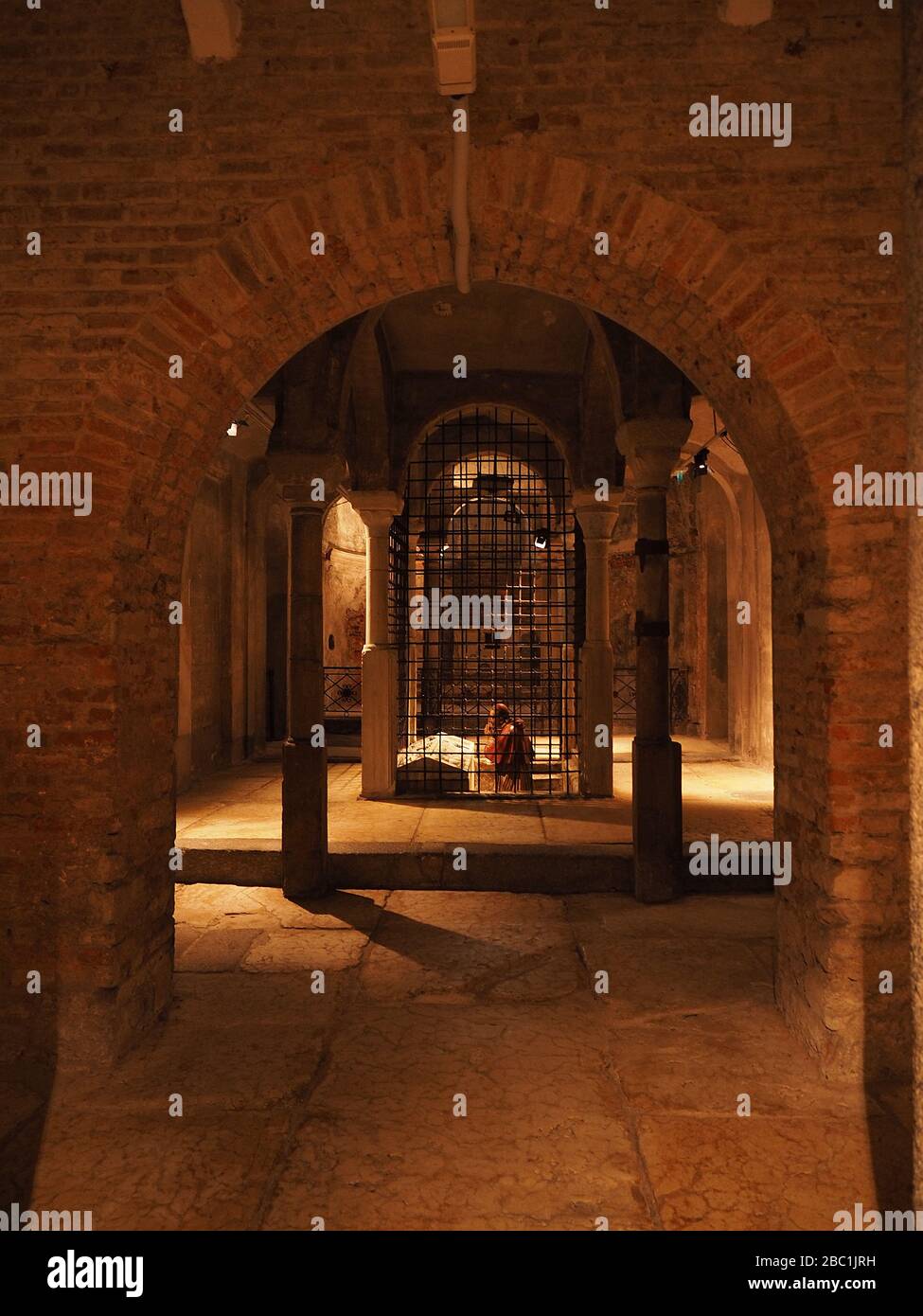 Cripta di San Sepolcro crypt, Piazza San Sepolcro square, Milano ...