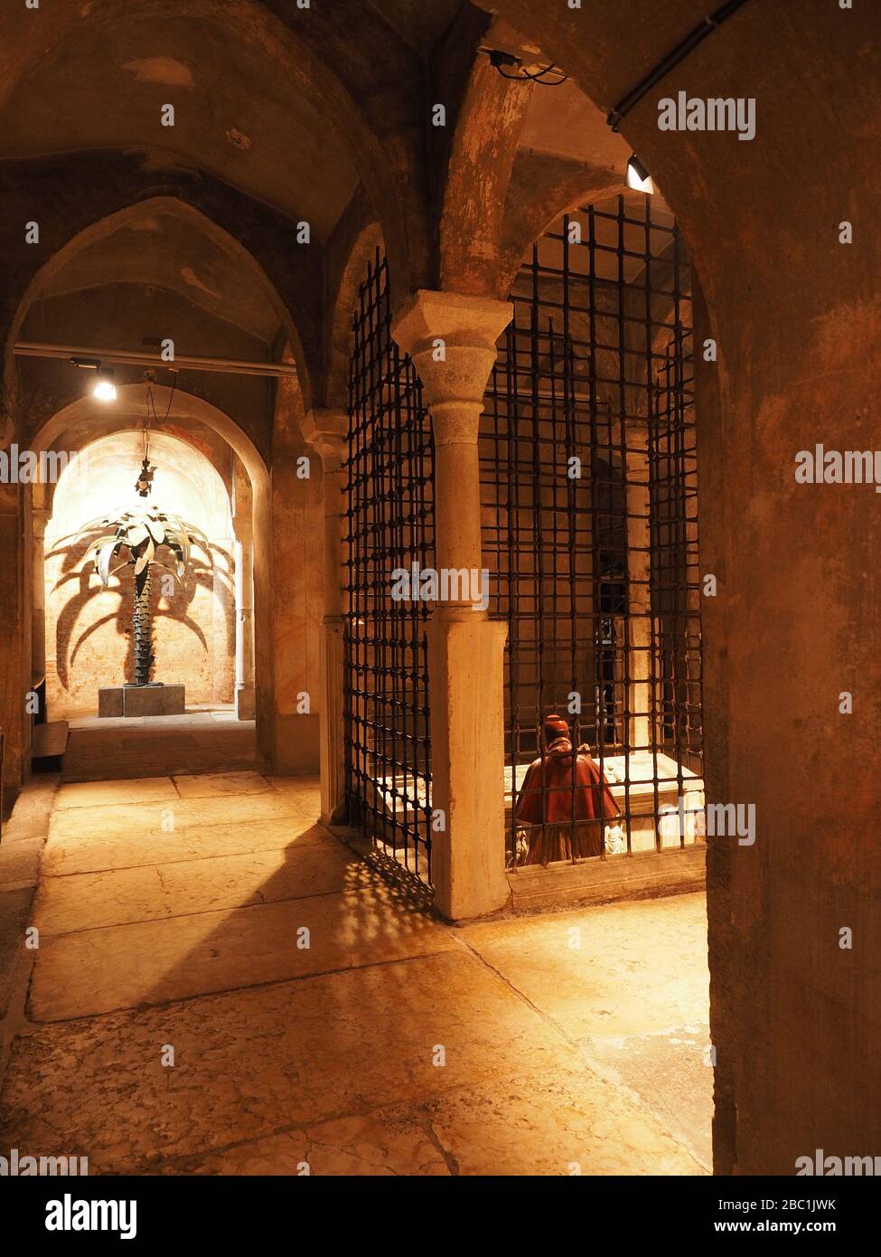Cripta di San Sepolcro crypt, Piazza San Sepolcro square, Milano ...