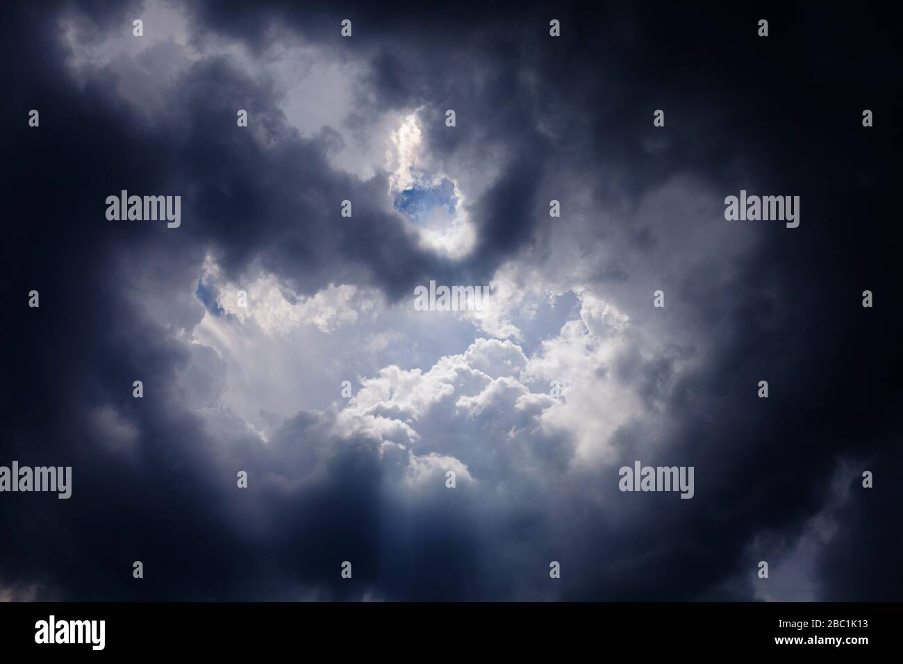 Gray storm cloudscape hi-res stock photography and images - Alamy