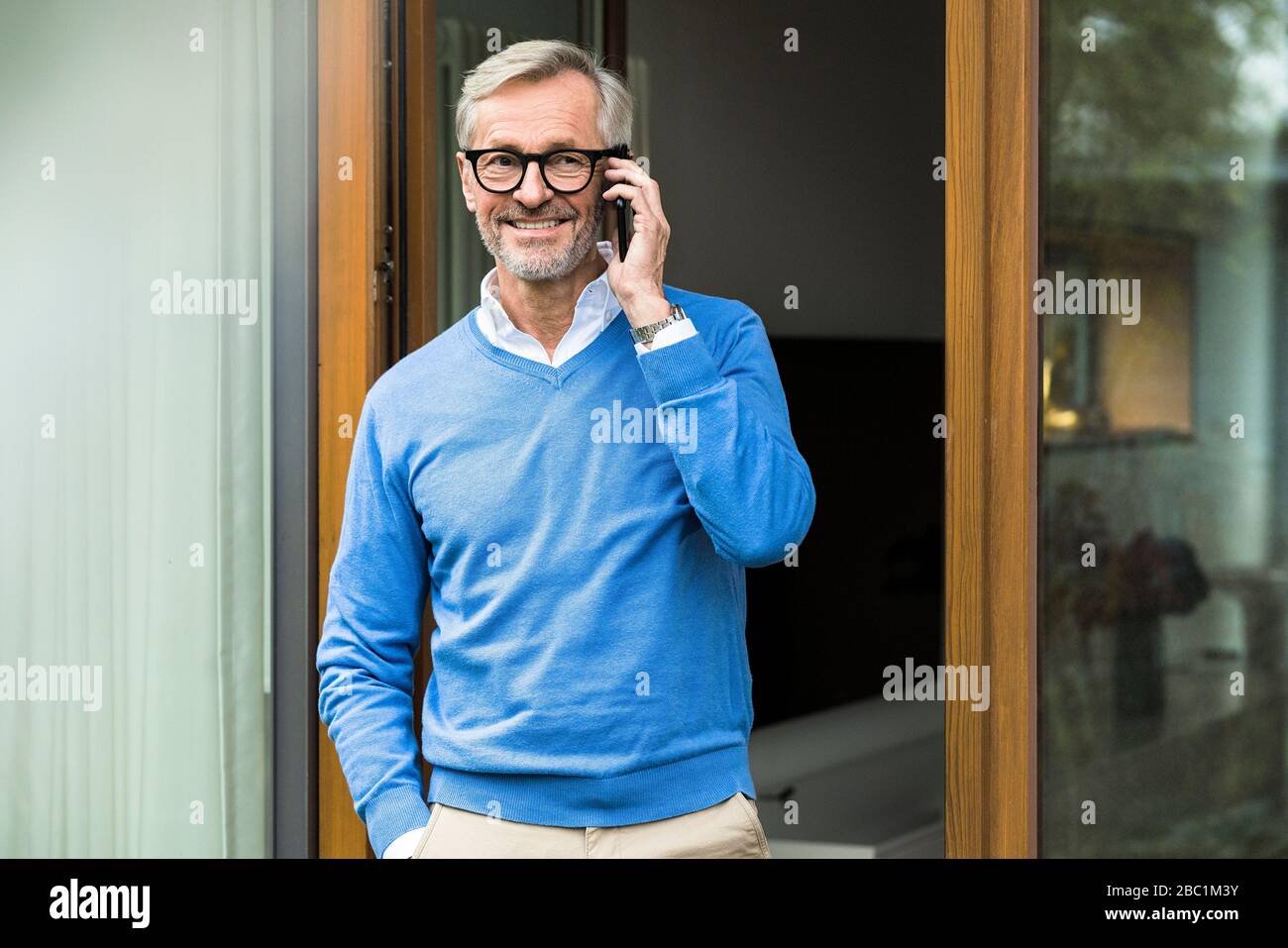 Man standing talking front view hi-res stock photography and images - Alamy