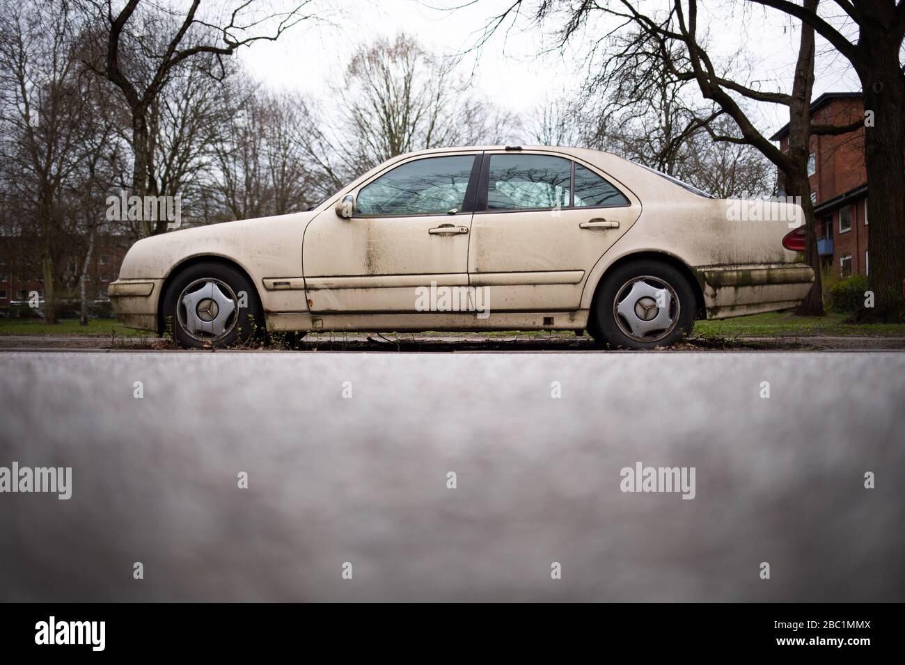 Hamburg, Germany. 02nd Apr, 2020. A slowly growing car covered with ...