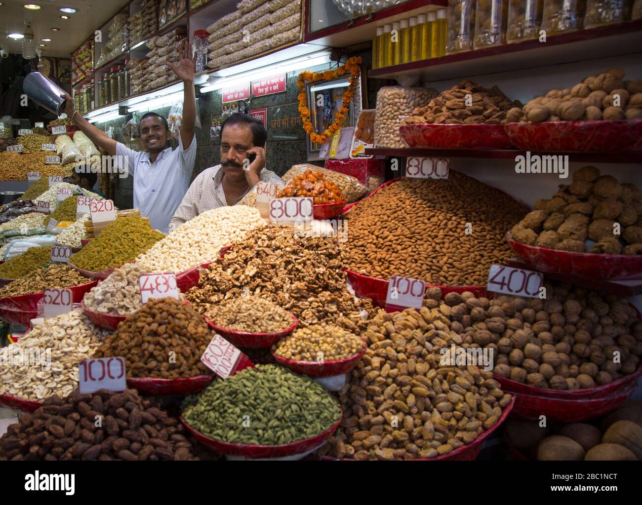 Two market vendors in Old Delhi, India Stock Photo - Alamy