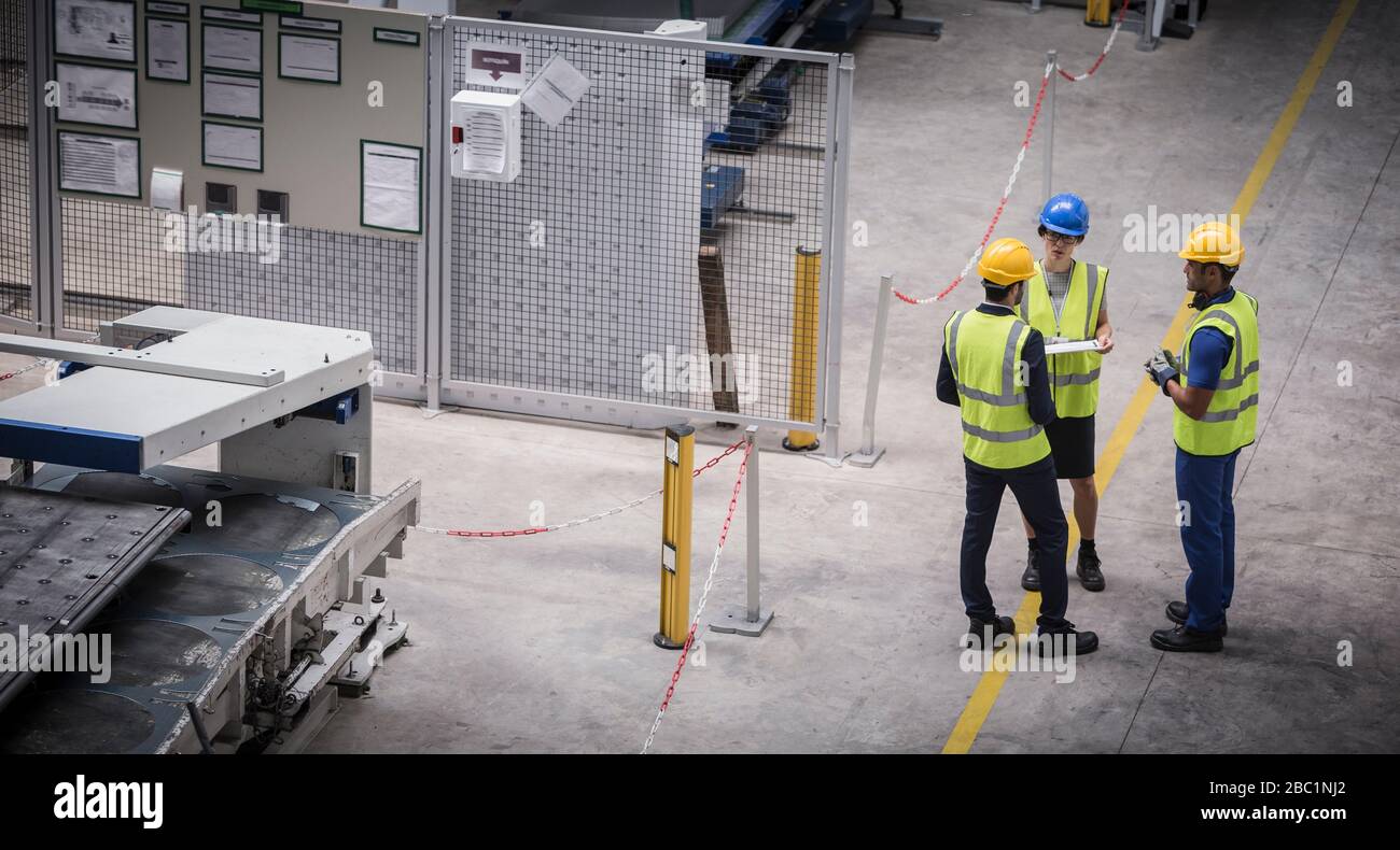 Factory supervisor discussion hi-res stock photography and images - Alamy