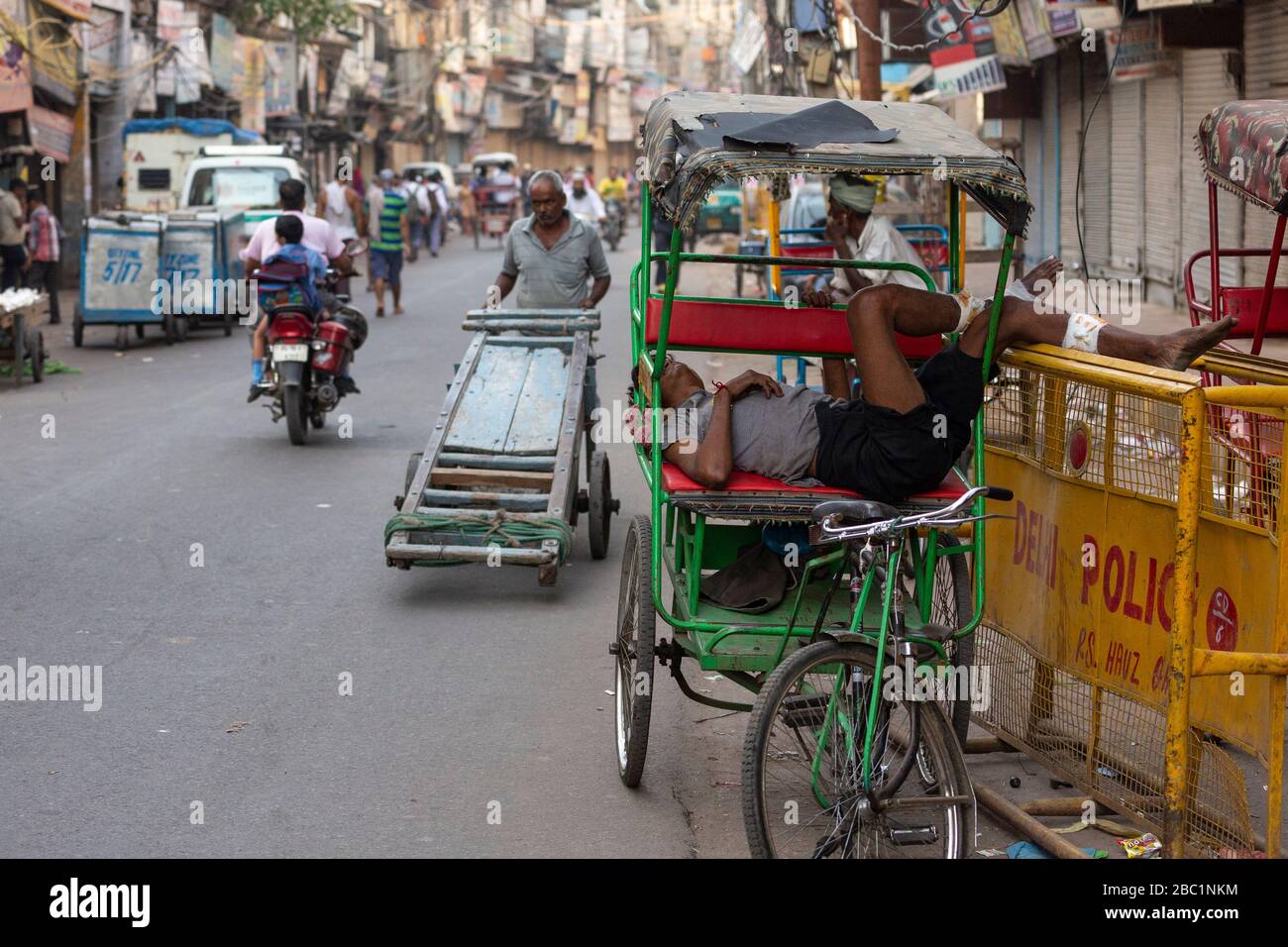Driver sleeping on his cycle rickshaw in Old Delhi, India Stock Photo ...