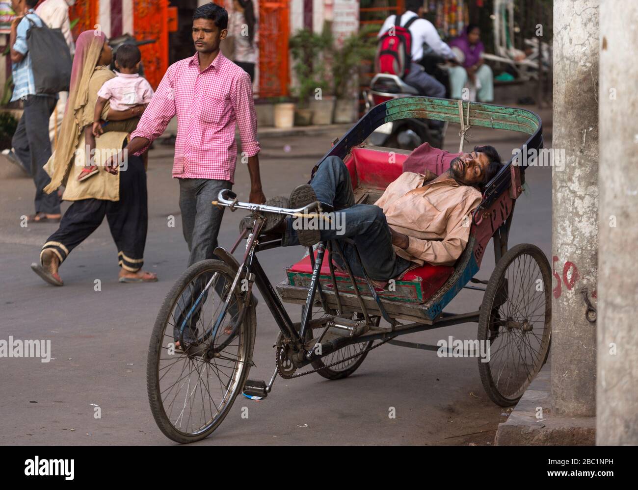 Driver sleeping on his cycle rickshaw in Old Delhi, India Stock Photo ...