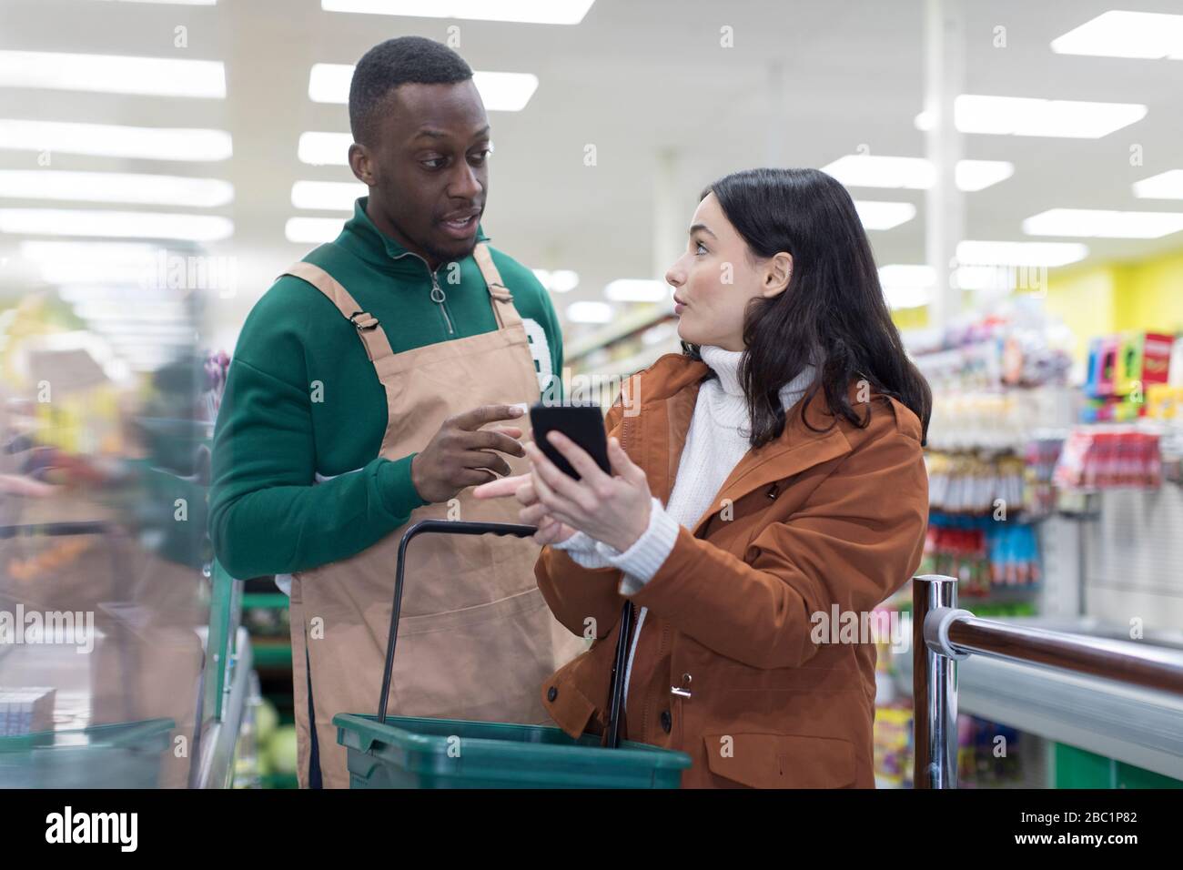Man woman in a supermarket hi-res stock photography and images - Alamy