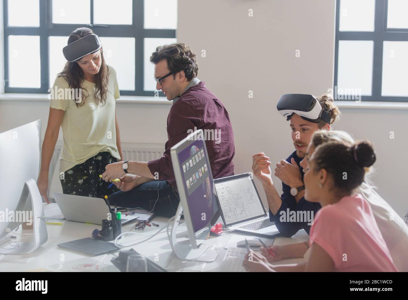 Women programming hi-res stock photography and images - Alamy