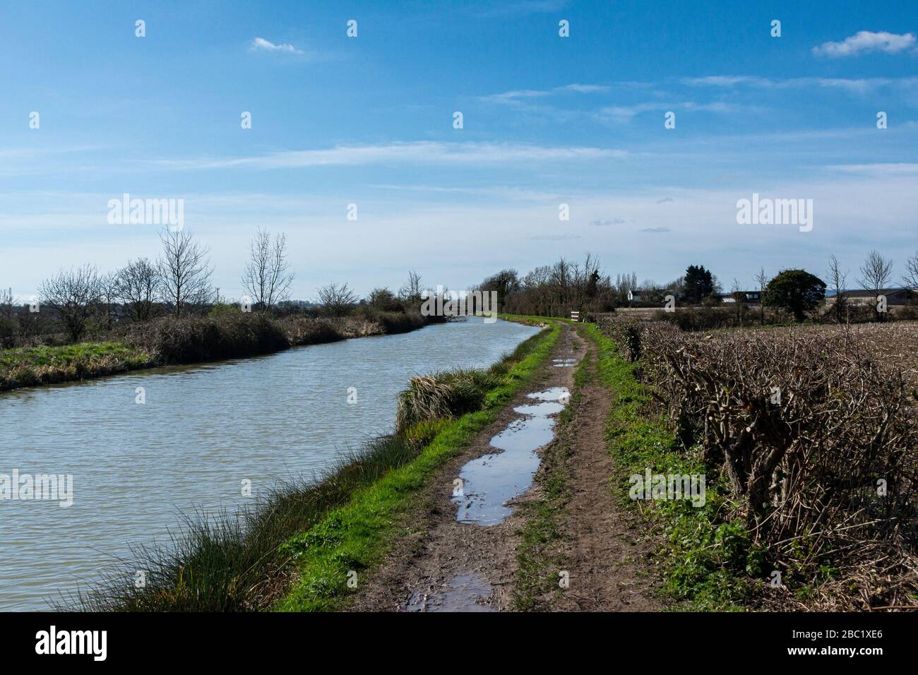 Stretch of towpath hi-res stock photography and images - Alamy