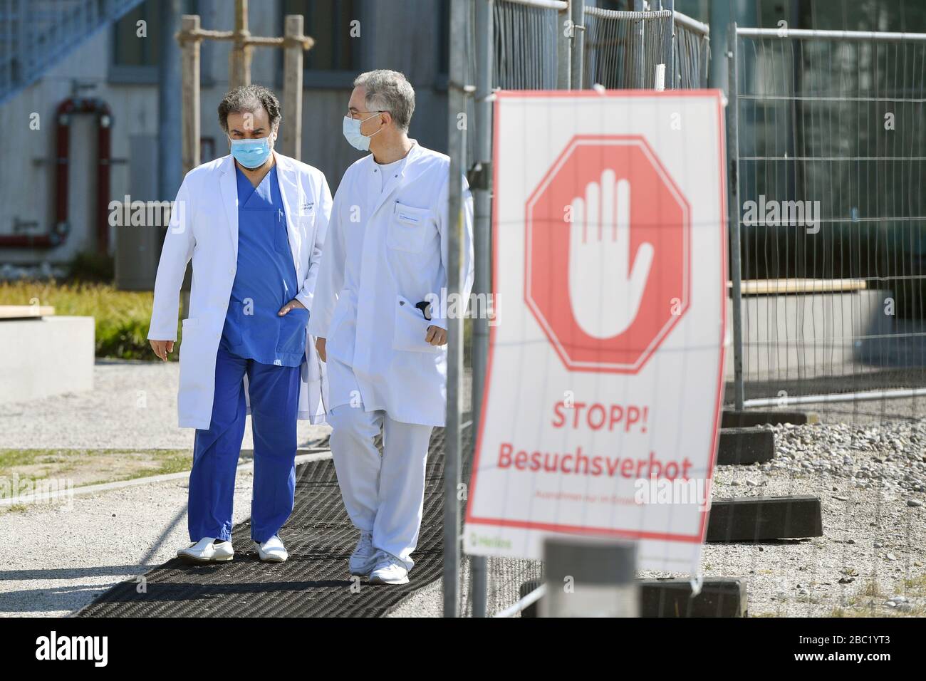 from left: Dr. med Reza GHOTBI (chief physician vascular surgery) and ...