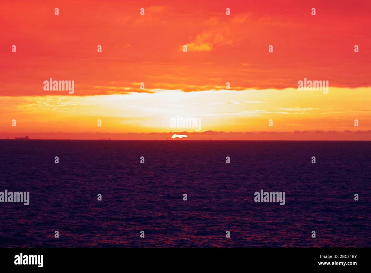 Mighty ocean hi-res stock photography and images - Alamy
