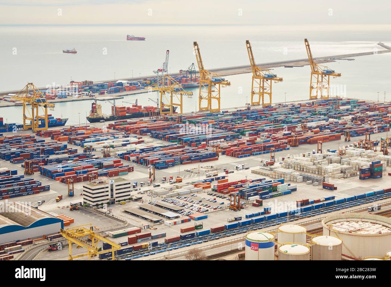 Ships and cranes barcelona hi-res stock photography and images - Alamy