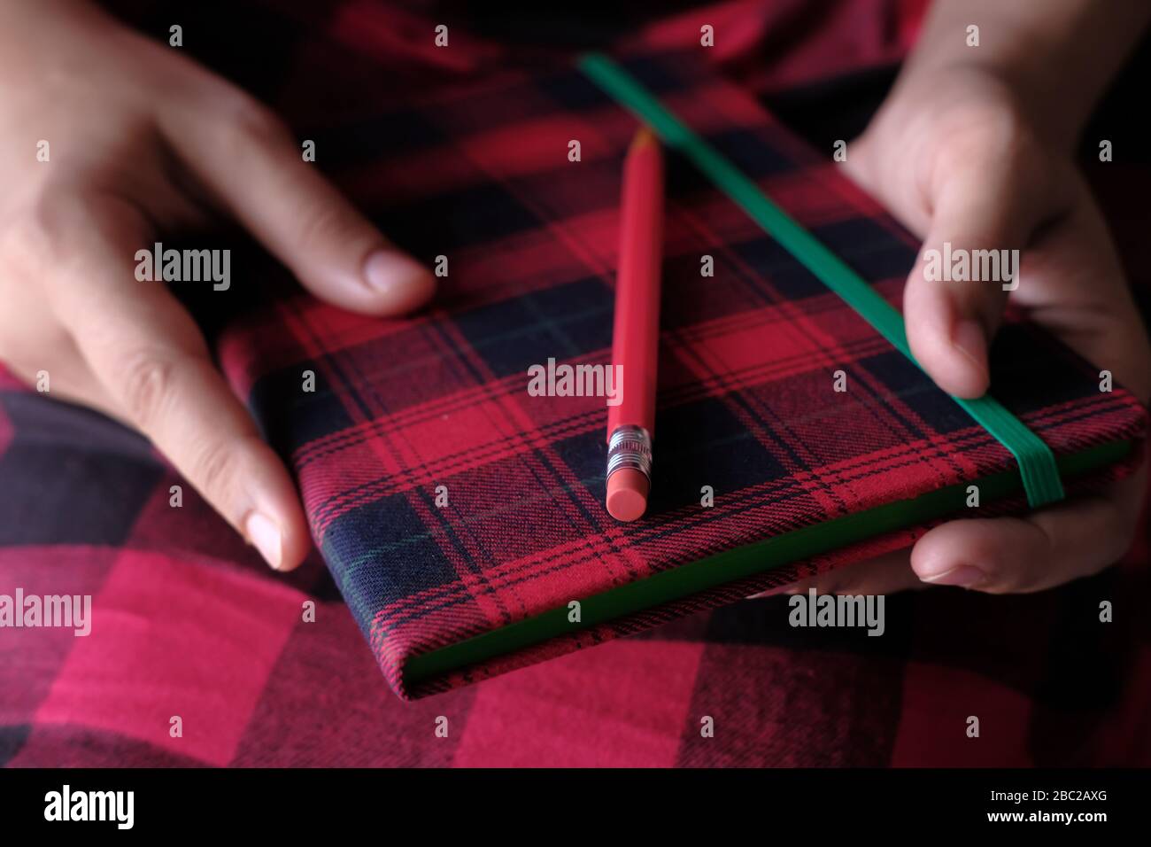 women hand holding red color notepad Stock Photo - Alamy