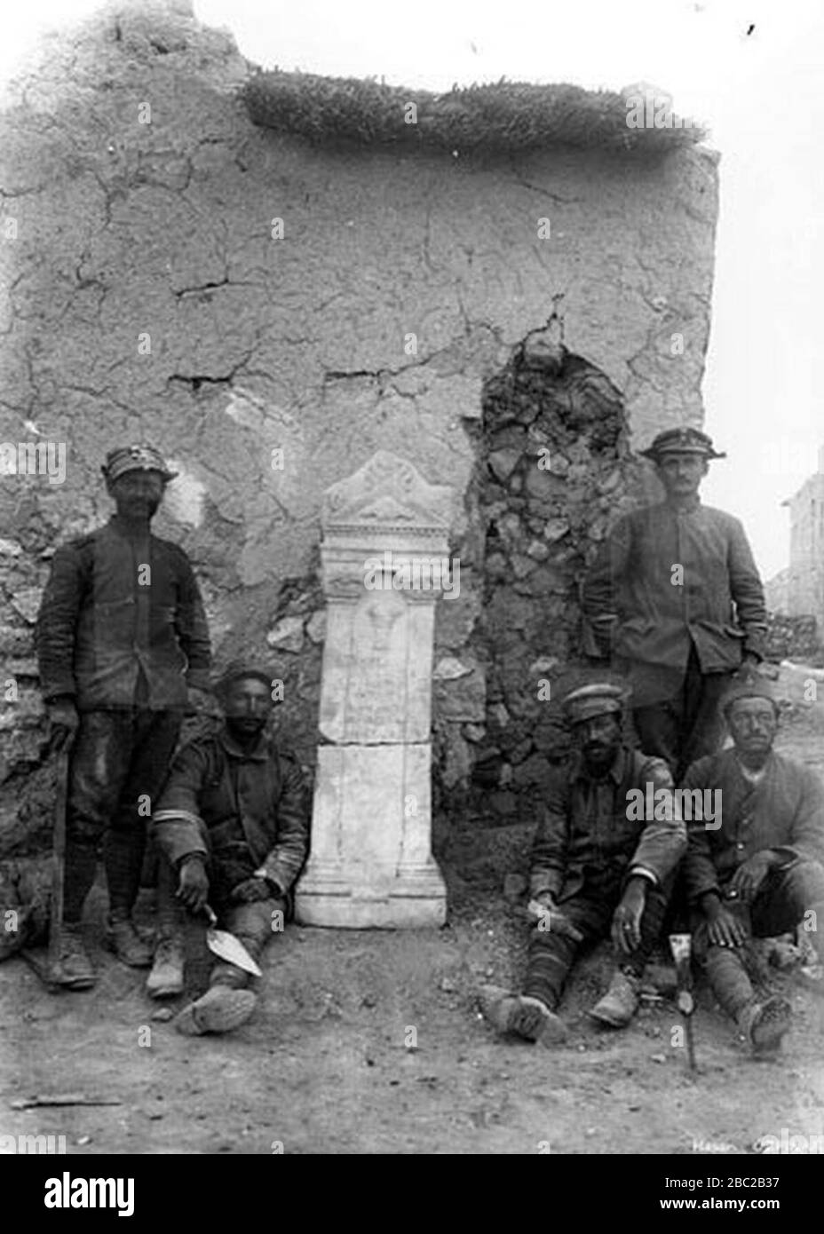 Greek soldiers ancient Black and White Stock Photos & Images - Alamy