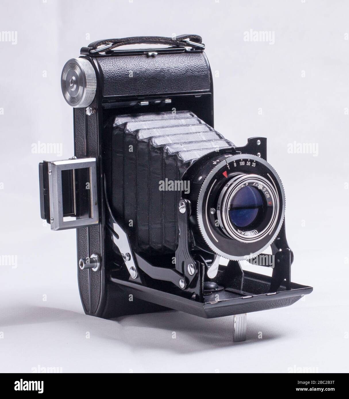 Old photo camera, analog with bellows and viewfinder Stock Photo - Alamy