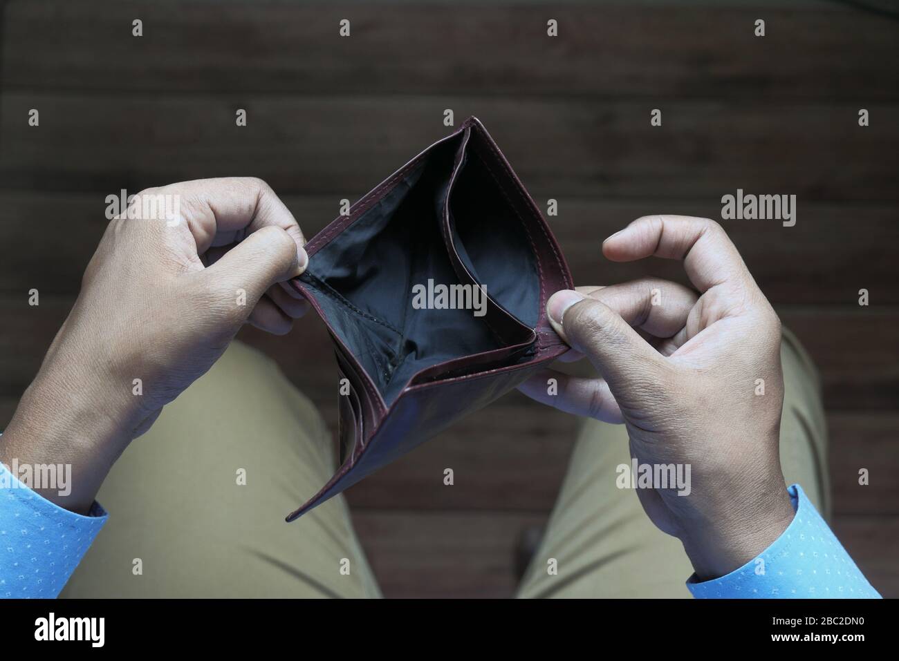 Empty wallet in the hands of an young man Stock Photo - Alamy