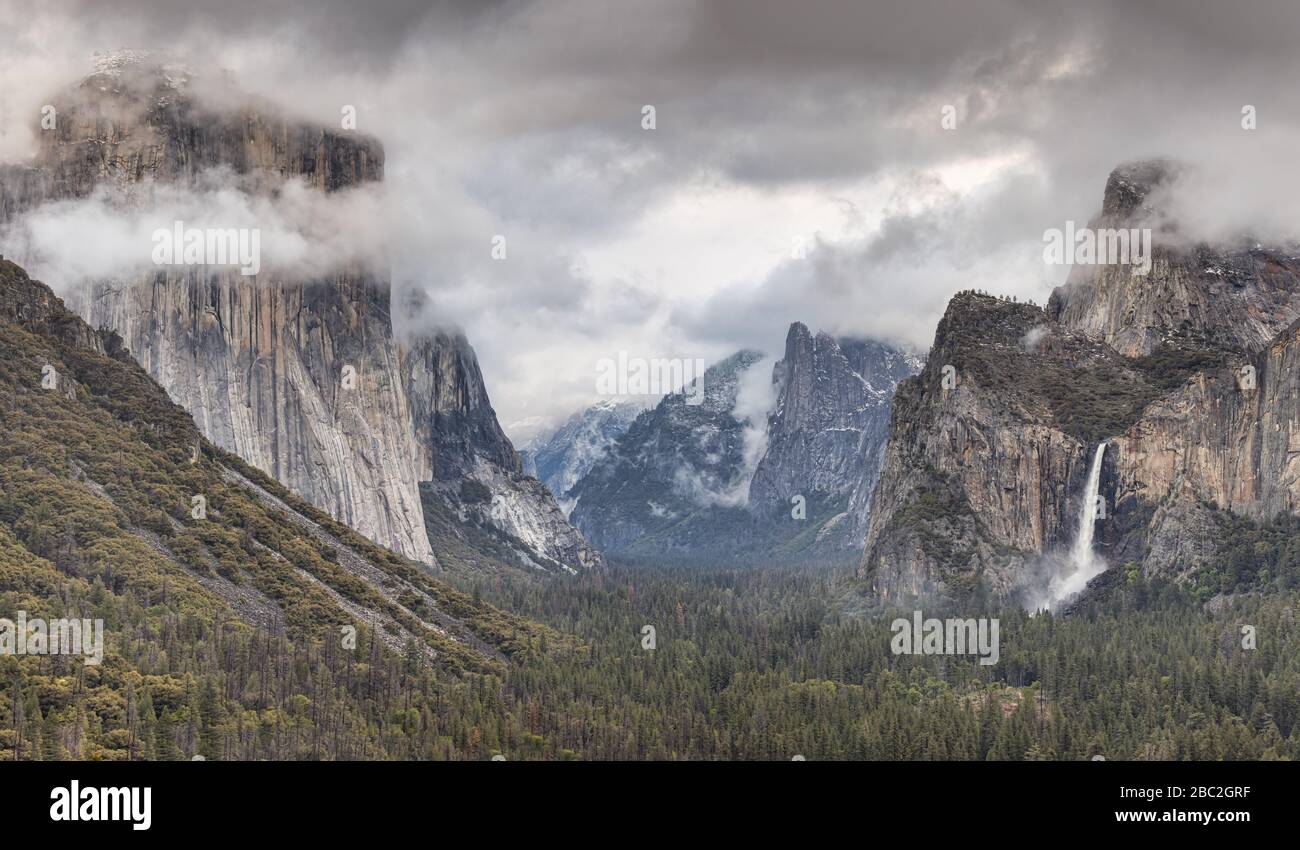 Panoramic view of Yosemite Valley from Tunnel View in Yosemite National ...