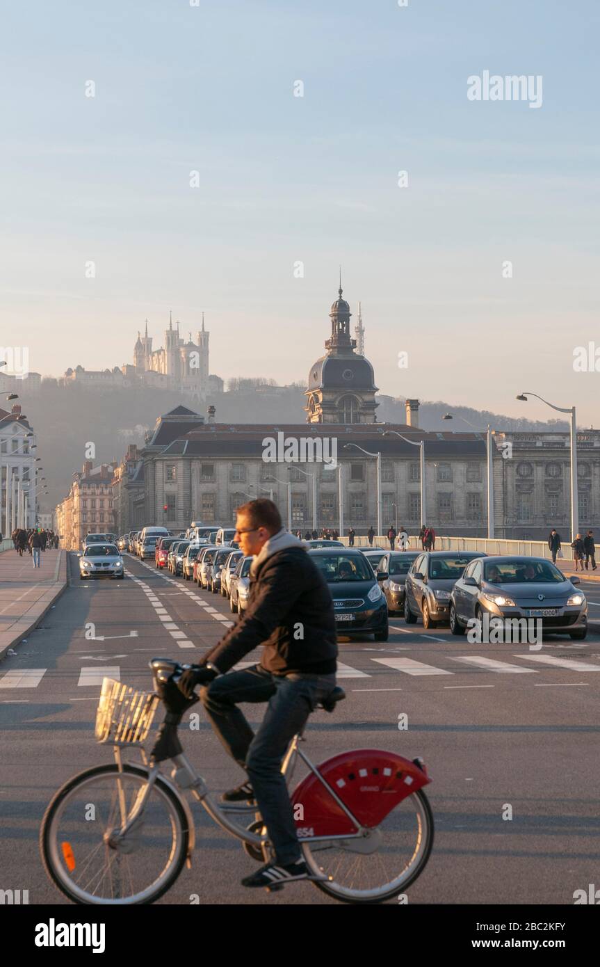 Voitures de cycle hi-res stock photography and images - Alamy
