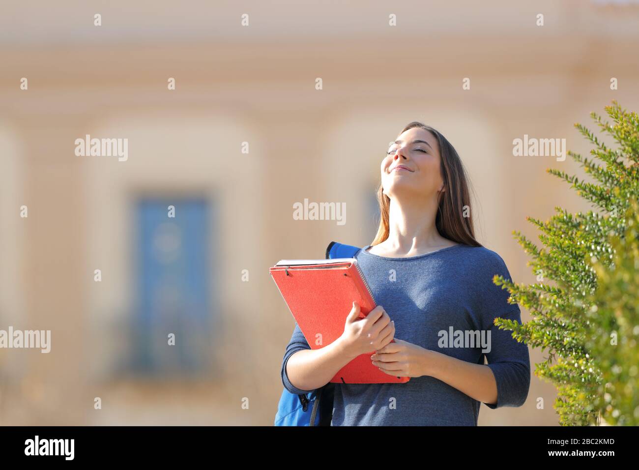 Satisfied student hi-res stock photography and images - Alamy