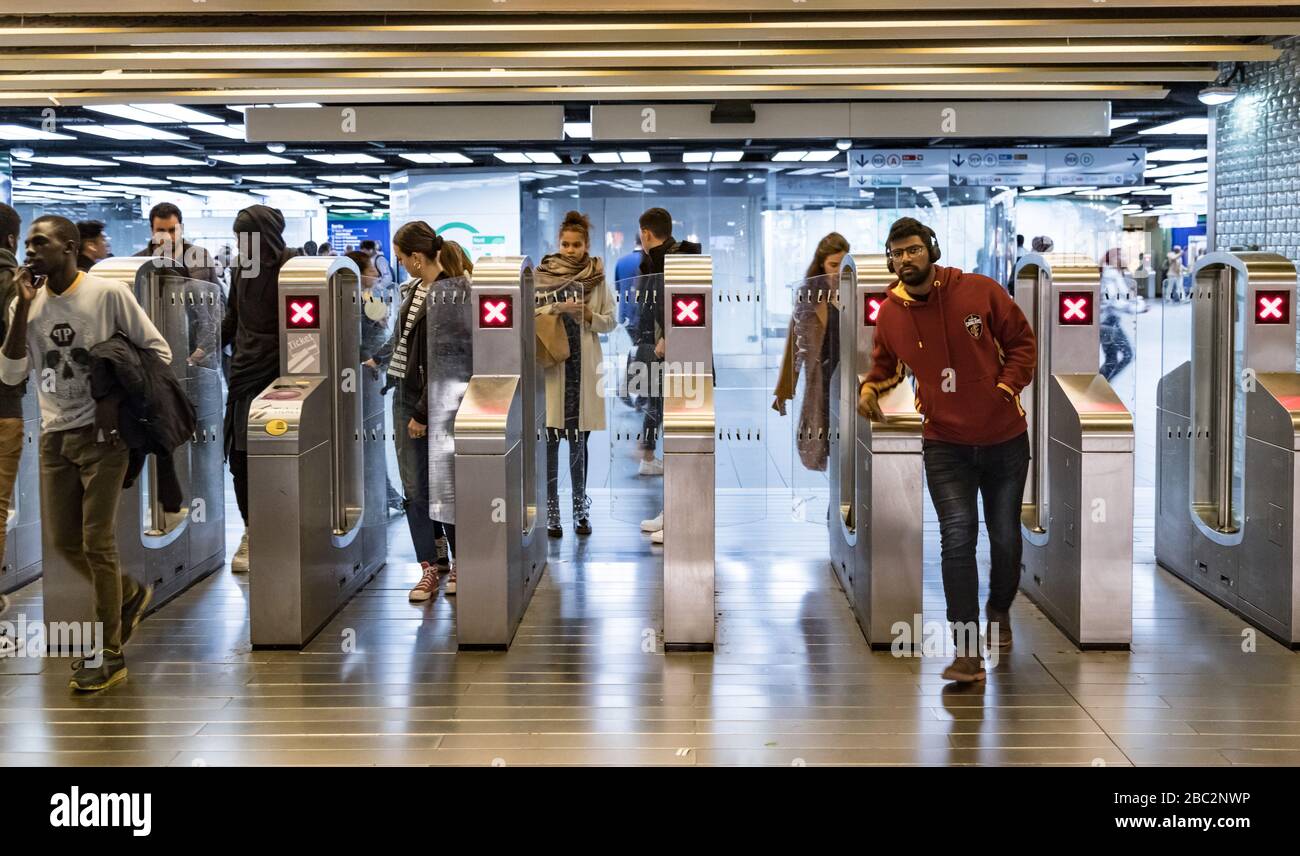 Paris, France - 7th October, 2019: Rush hour at Châtelet-Les Halles ...