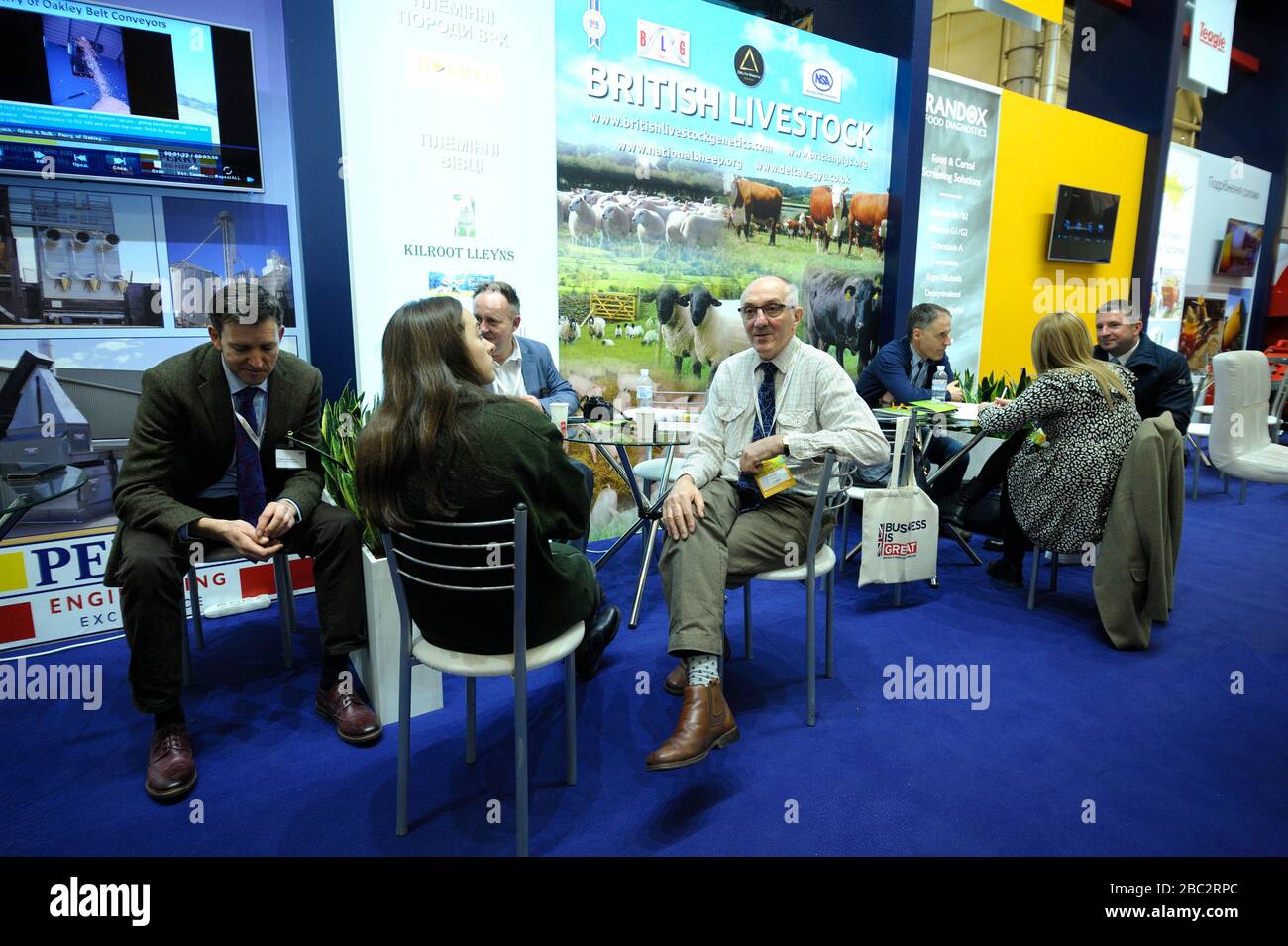 Dialogue table hi-res stock photography and images - Alamy