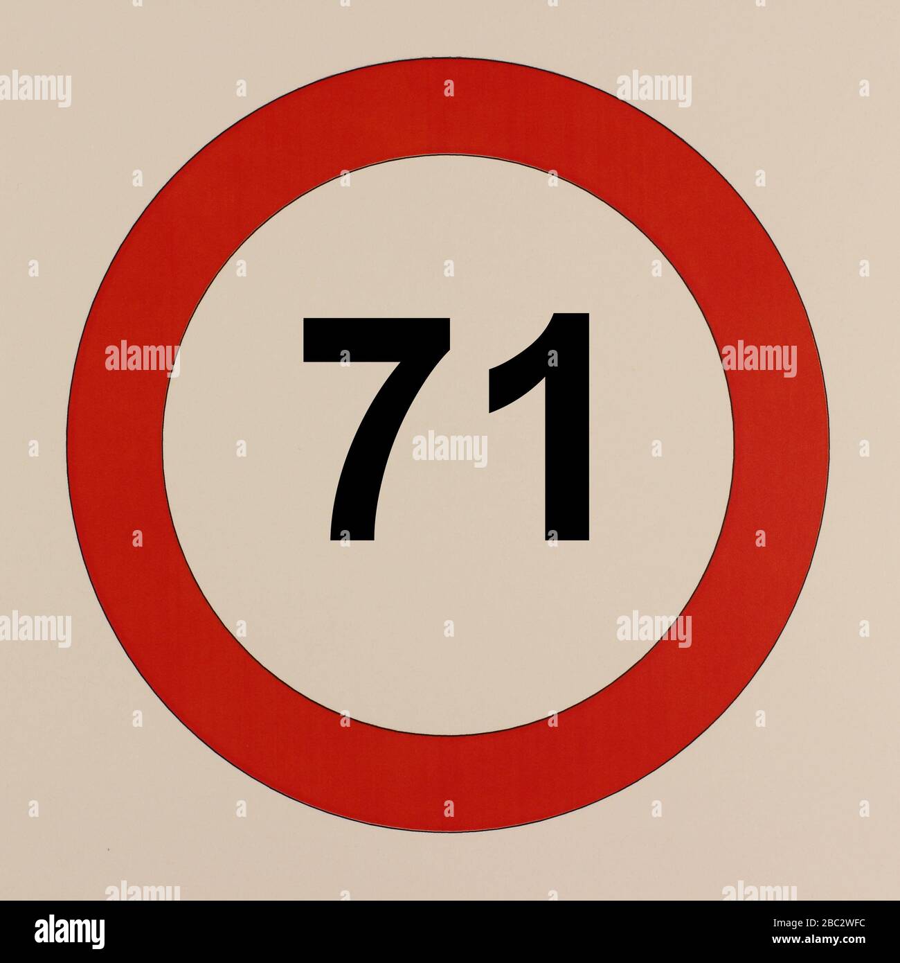 Illustration des Straßenverkehrszeichens "Höchstgeschwindigkeit 71 Kilometer pro Stunde Stock ...