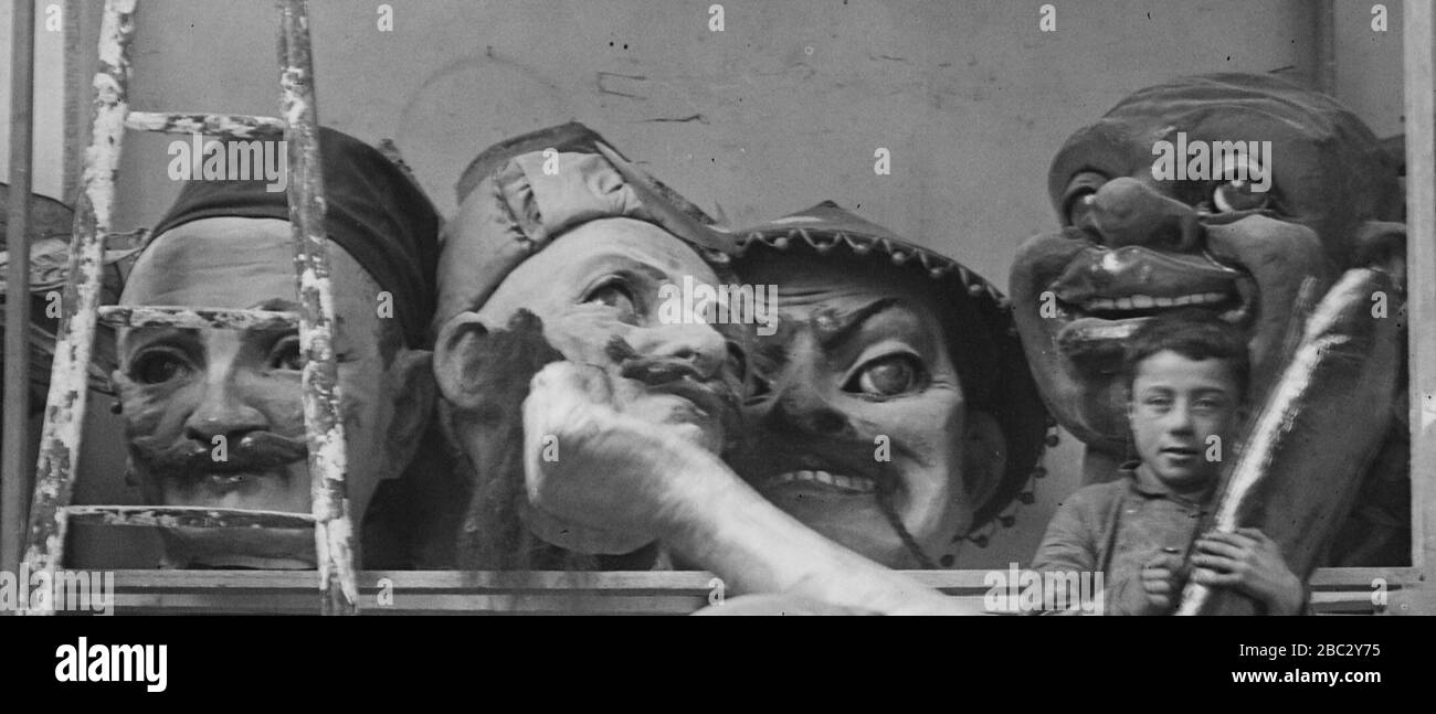Grosses têtes du Carnaval de Paris - 1912 Stock Photo - Alamy