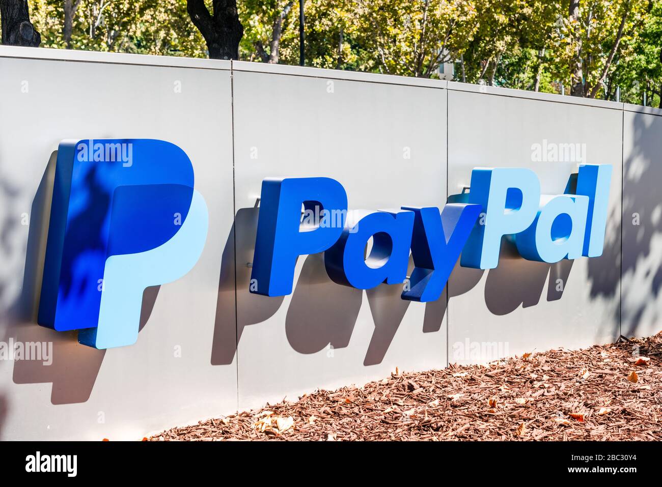 Paypal logo hi-res stock photography and images - Alamy