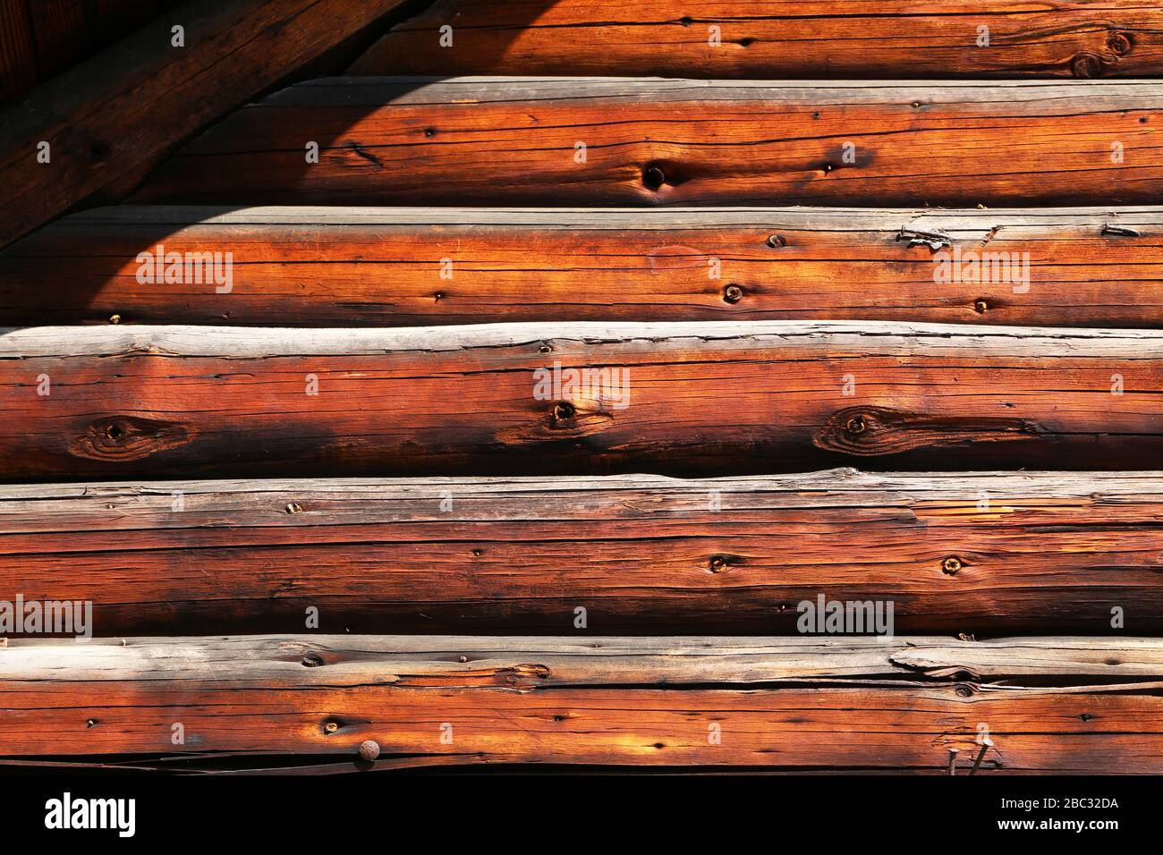 Wooden wall of a house made of thick logs Stock Photo - Alamy