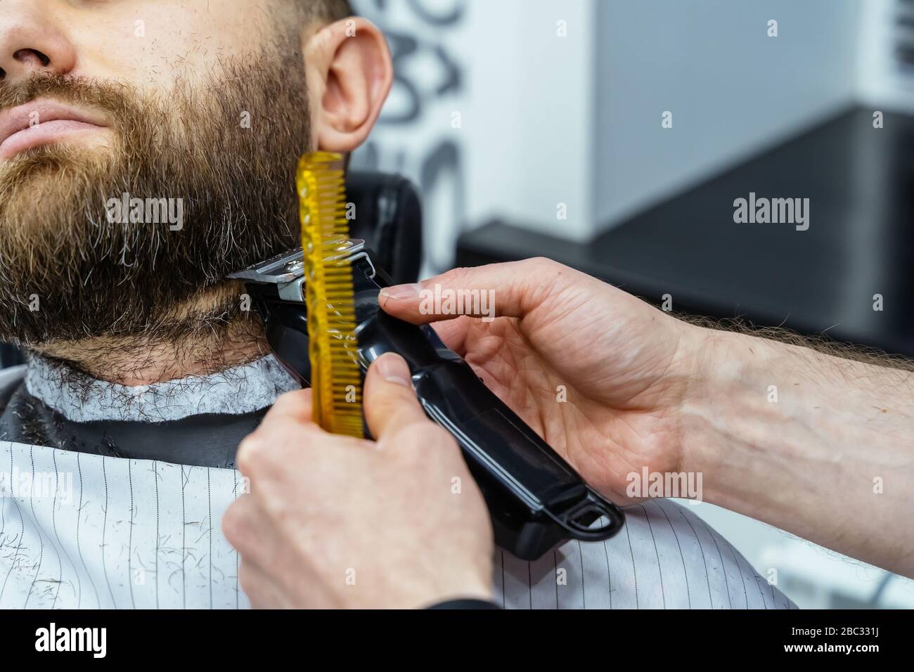 Man receiving a shave hi-res stock photography and images - Alamy