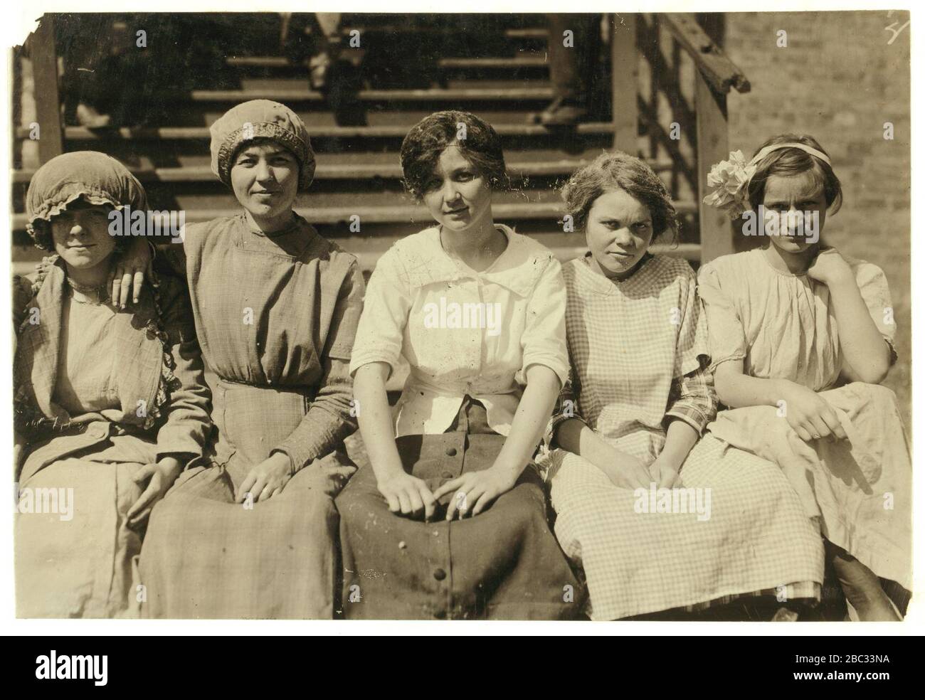 Group of typical mill girls. Dallas Cotton Mill Stock Photo - Alamy