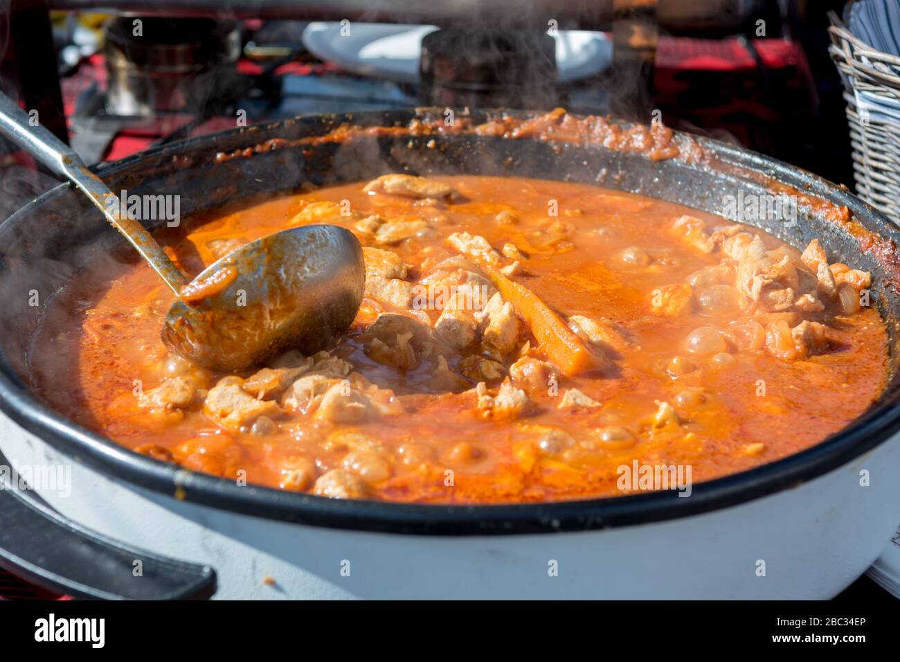 Cheff cooking hi-res stock photography and images - Alamy