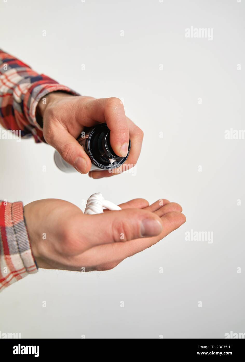 man squeezes shaving foam onto his hand Stock Photo - Alamy