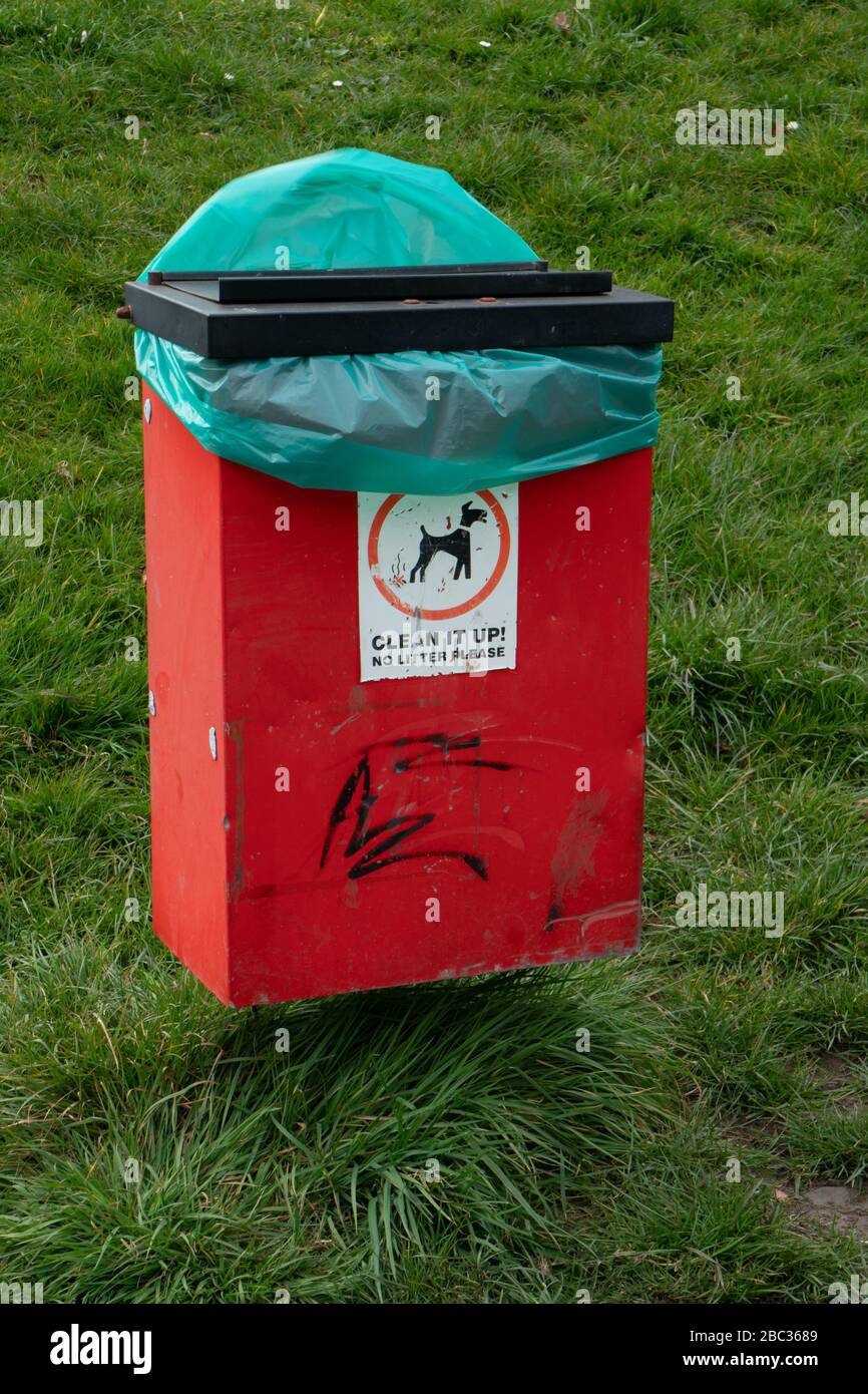 Dog bin park hi-res stock photography and images - Alamy