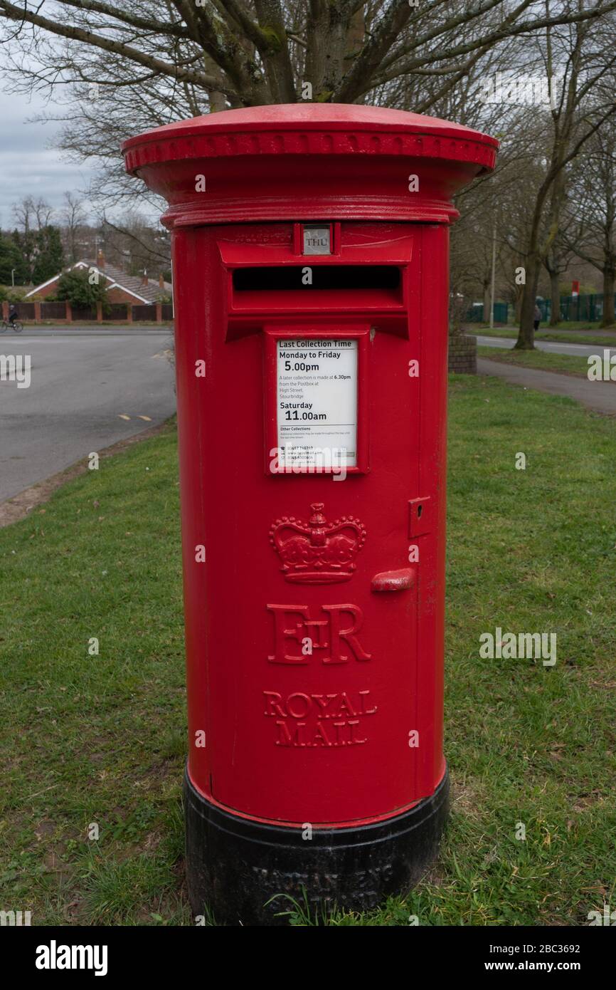 Red letter box letterbox hi-res stock photography and images - Alamy