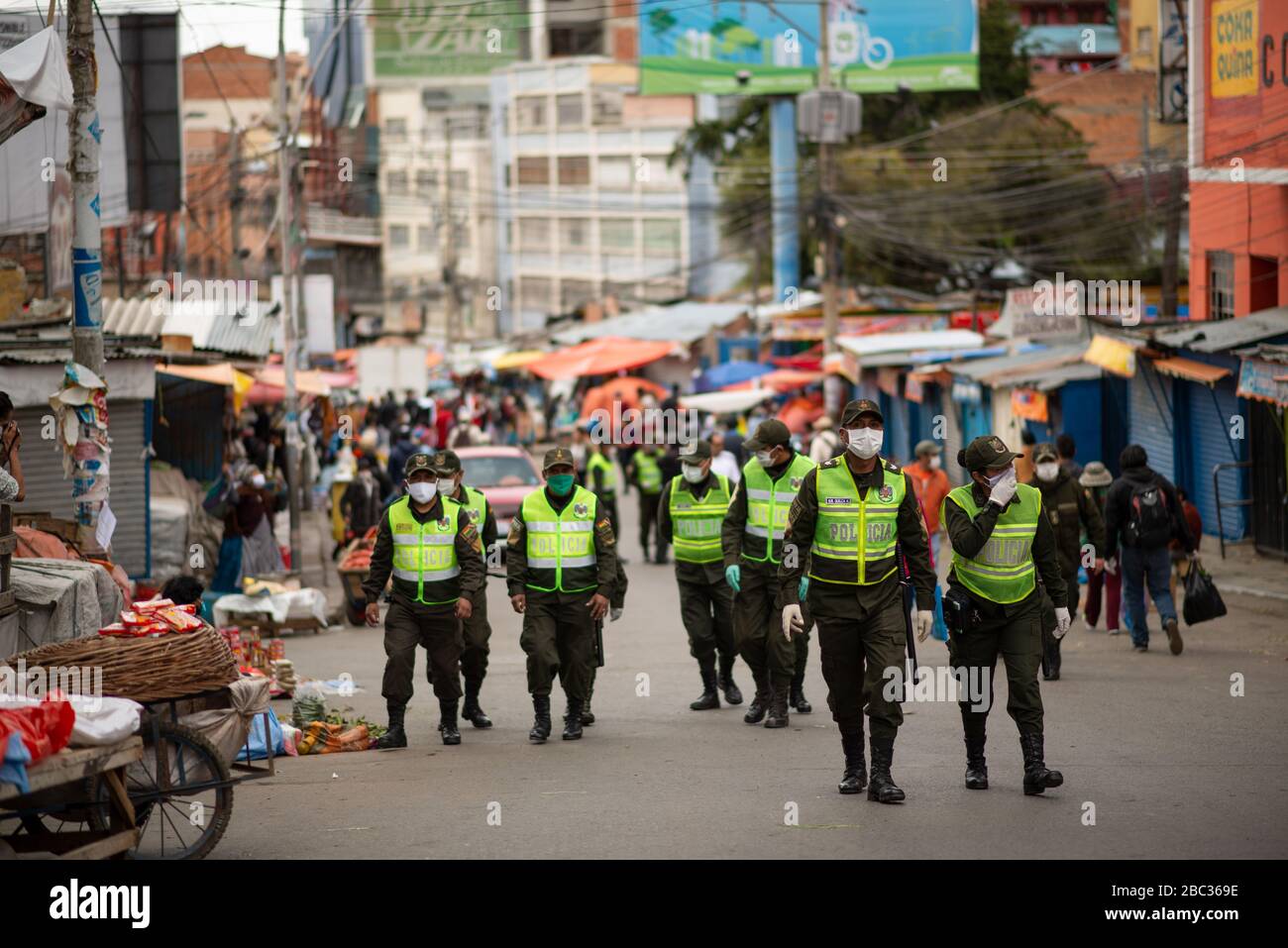 La Paz, Bolivia. 26th Mar 2020. Police officers prepare to enforce the ...