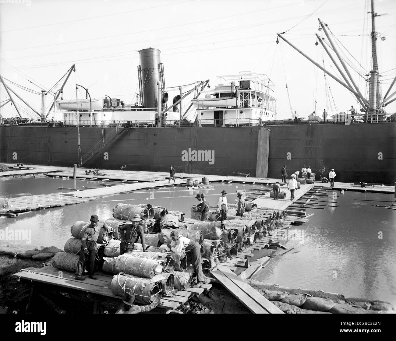 Dock workers 1900s hi-res stock photography and images - Alamy