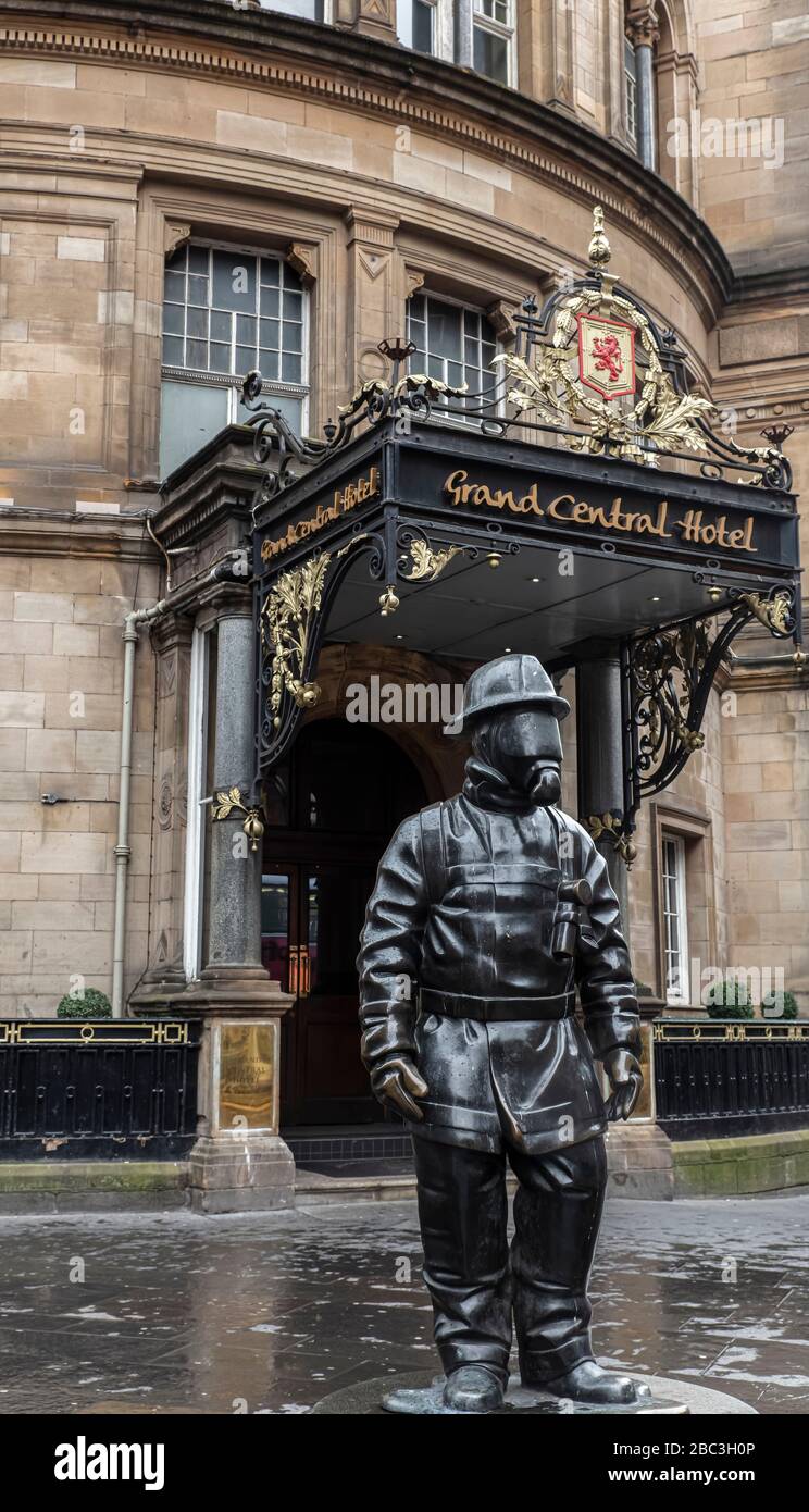 Fireman statue hi-res stock photography and images - Alamy